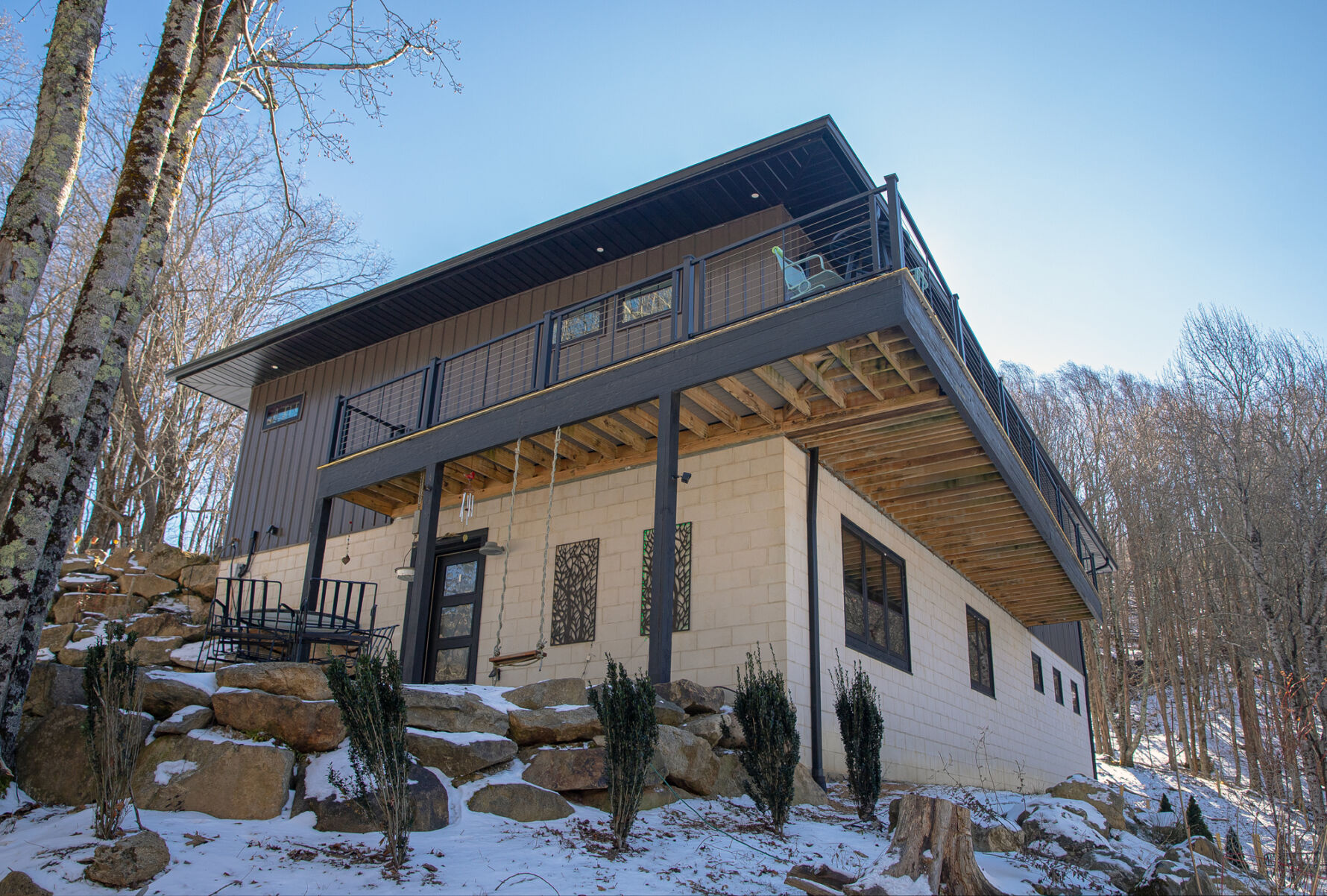 Striking and Modern: This Mountain Home Stands Strong with Hi-R Pre ...